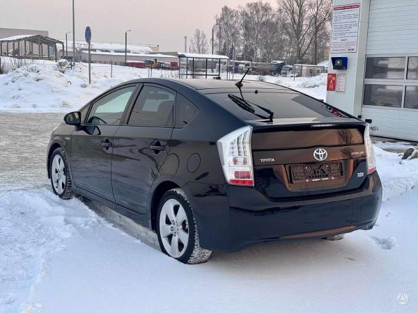 Black Toyota Prius 2010 in Kretinga, with an engine capacity of 1.80 L and mileage of 296 thousand km for 6999 €, photo 7 on AUTOMOTO.COM.LV