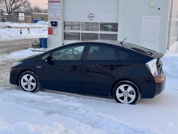 Black Toyota Prius 2010 in Kretinga, with an engine capacity of 1.80 L and mileage of 296 thousand km for 6999 €, photo 8 on AUTOMOTO.COM.LV