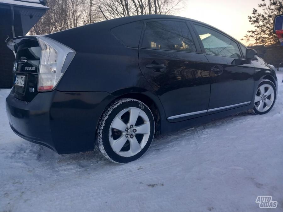 Black Toyota Prius 2010 in Vilnius, with an engine capacity of 1.80 L and mileage of 300 thousand km for 6499 €, photo 1 on AUTOMOTO.COM.LV