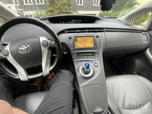 Black Toyota Prius 2010 in Riga, with an engine capacity of 1.80 L and mileage of 347 thousand km for 5700 €, photo 5 on AUTOMOTO.COM.LV