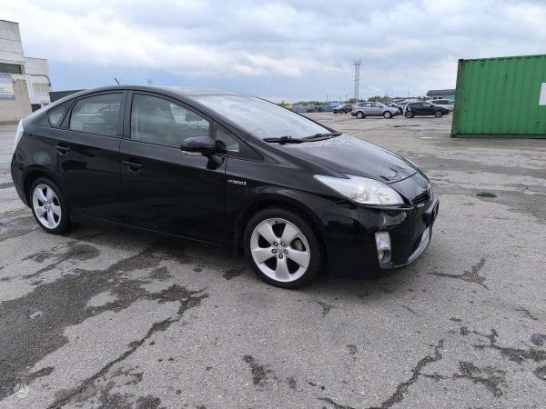 Black Toyota Prius 2010 in Panevezys, with an engine capacity of 1.80 L and mileage of 260 thousand km for 5800 €, photo 2 on AUTOMOTO.COM.LV