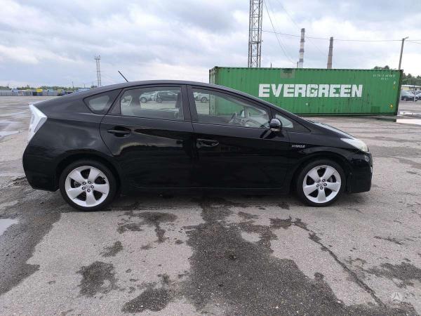 Black Toyota Prius 2010 in Panevezys, with an engine capacity of 1.80 L and mileage of 260 thousand km for 5800 €, photo 3 on AUTOMOTO.COM.LV