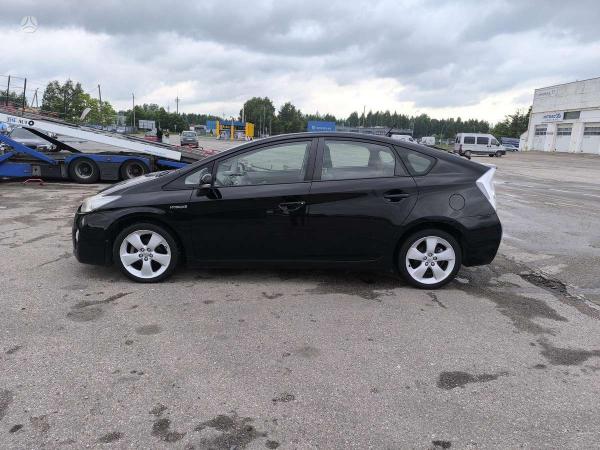 Black Toyota Prius 2010 in Panevezys, with an engine capacity of 1.80 L and mileage of 260 thousand km for 5800 €, photo 4 on AUTOMOTO.COM.LV