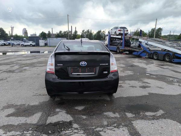 Black Toyota Prius 2010 in Panevezys, with an engine capacity of 1.80 L and mileage of 260 thousand km for 5800 €, photo 8 on AUTOMOTO.COM.LV