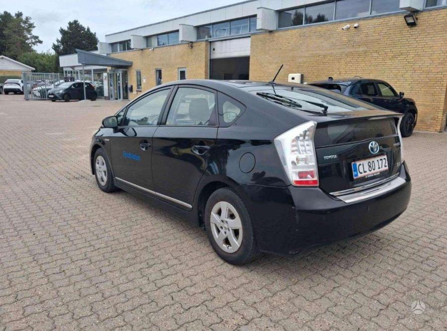 Black Toyota Prius 2010 in Vilnius, with an engine capacity of 1.80 L and mileage of 327 thousand km for 5300 €, photo 3 on AUTOMOTO.COM.LV