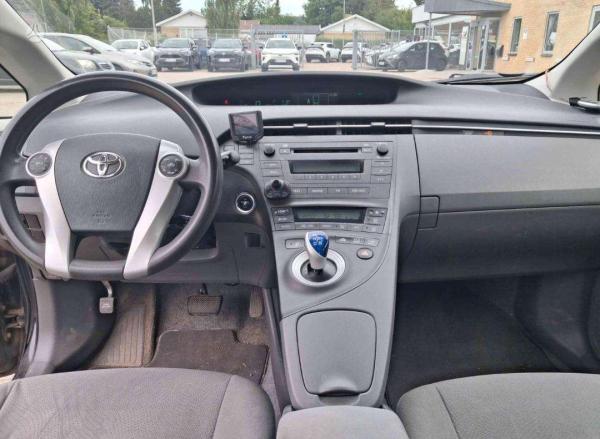 Black Toyota Prius 2010 in Vilnius, with an engine capacity of 1.80 L and mileage of 327 thousand km for 5300 €, photo 3 on AUTOMOTO.COM.LV