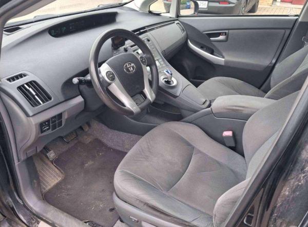 Black Toyota Prius 2010 in Vilnius, with an engine capacity of 1.80 L and mileage of 327 thousand km for 5300 €, photo 4 on AUTOMOTO.COM.LV