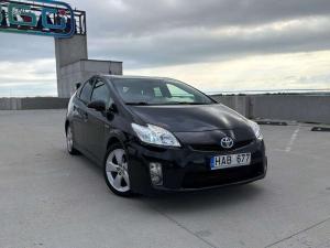 Black Toyota Prius 2010 in Vilnius, with an engine capacity of 1.80 L and mileage of 306 thousand km for 4500 €, photo 3 on AUTOMOTO.COM.LV