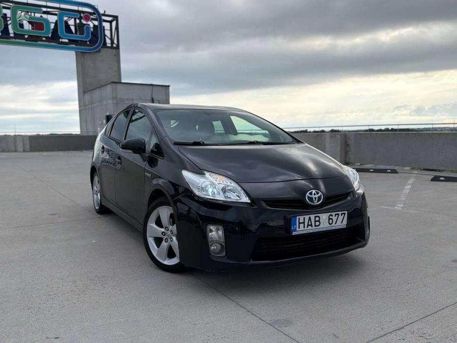 Black Toyota Prius 2010 in Vilnius, with an engine capacity of 1.80 L and mileage of 306 thousand km for 4500 €, photo 3 on AUTOMOTO.COM.LV