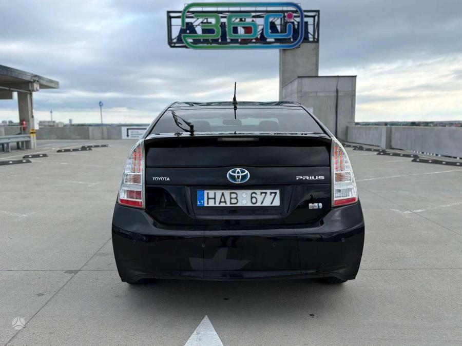 Black Toyota Prius 2010 in Vilnius, with an engine capacity of 1.80 L and mileage of 306 thousand km for 4500 €, photo 4 on AUTOMOTO.COM.LV
