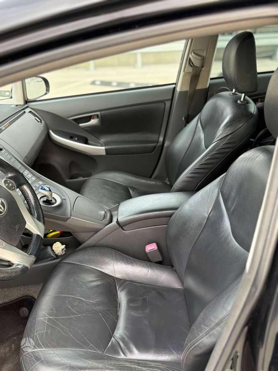 Black Toyota Prius 2010 in Vilnius, with an engine capacity of 1.80 L and mileage of 306 thousand km for 4500 €, photo 9 on AUTOMOTO.COM.LV