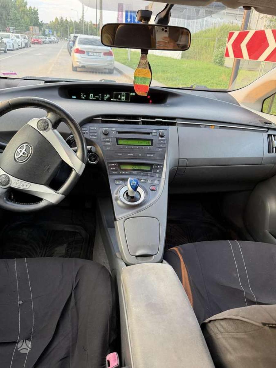 Black Toyota Prius 2010 in Vilnius, with an engine capacity of 1.80 L and mileage of 436 thousand km for 5300 €, photo 4 on AUTOMOTO.COM.LV
