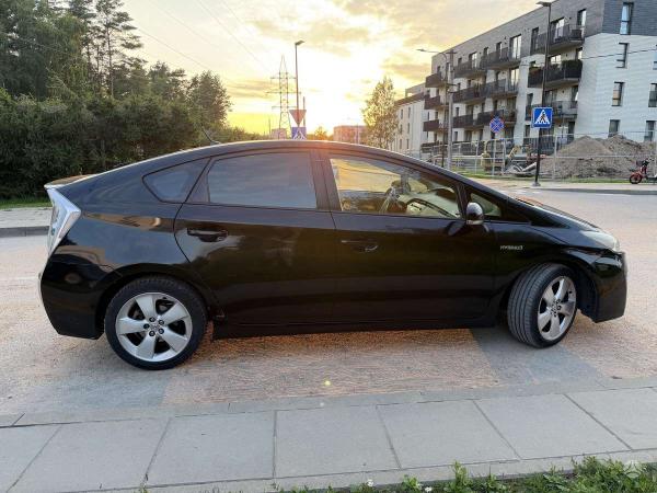 Black Toyota Prius 2010 in Vilnius, with an engine capacity of 1.80 L and mileage of 436 thousand km for 5300 €, photo 6 on AUTOMOTO.COM.LV