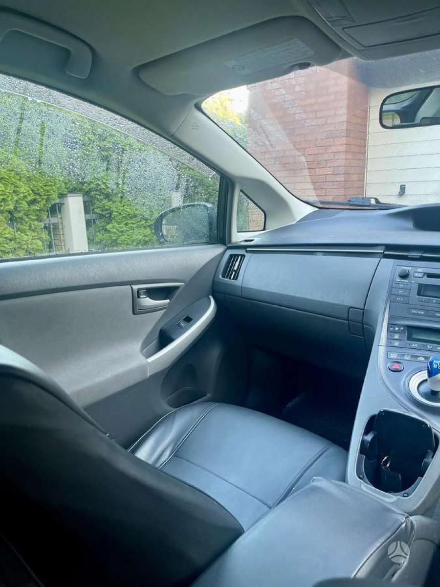 Melns Toyota Prius 2010 Šauļi, ar dzinēja tilpumu 1.80 L un nobraukumu 300 tūkst. km par 2950 €, foto 9 vietnē AUTOMOTO.COM.LV