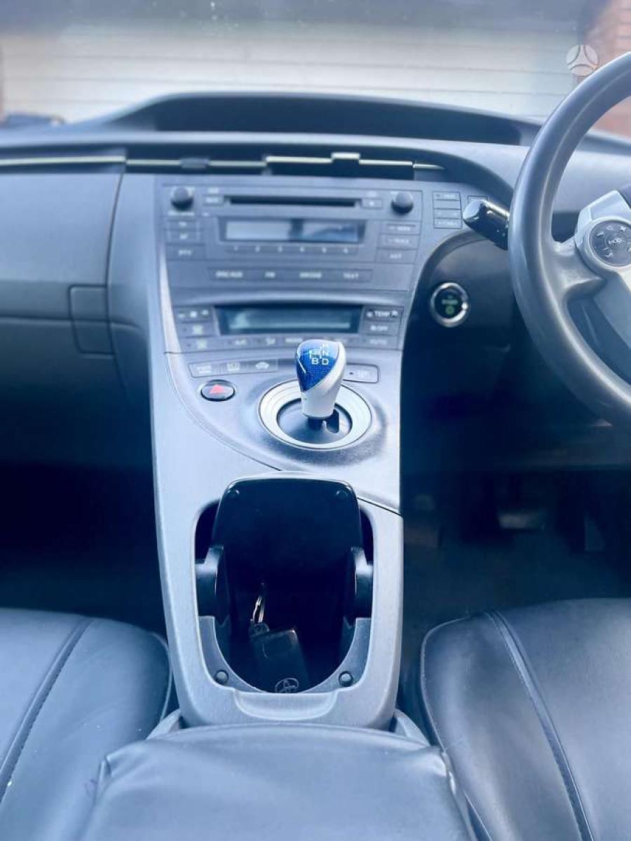Melns Toyota Prius 2010 Šauļi, ar dzinēja tilpumu 1.80 L un nobraukumu 300 tūkst. km par 2950 €, foto 10 vietnē AUTOMOTO.COM.LV