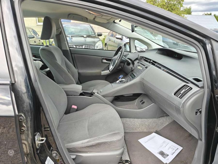 Black Toyota Prius 2010 in Vilnius, with an engine capacity of 1.80 L and mileage of 320 thousand km for 5300 €, photo 12 on AUTOMOTO.COM.LV