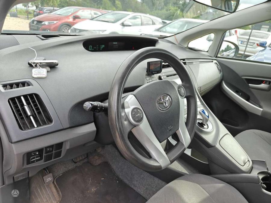 Black Toyota Prius 2010 in Vilnius, with an engine capacity of 1.80 L and mileage of 320 thousand km for 5300 €, photo 13 on AUTOMOTO.COM.LV