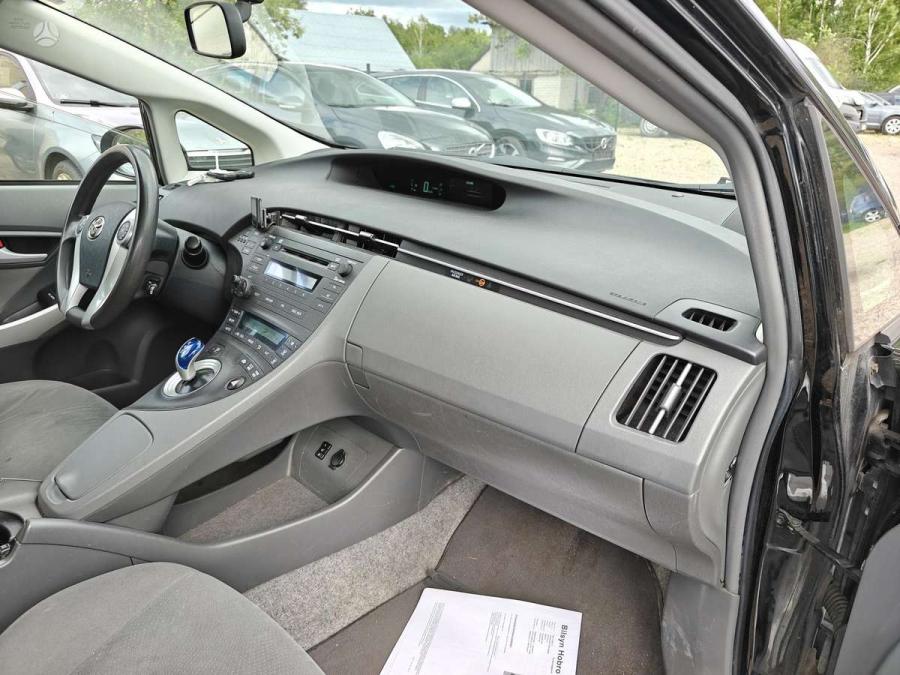 Black Toyota Prius 2010 in Vilnius, with an engine capacity of 1.80 L and mileage of 320 thousand km for 5300 €, photo 15 on AUTOMOTO.COM.LV