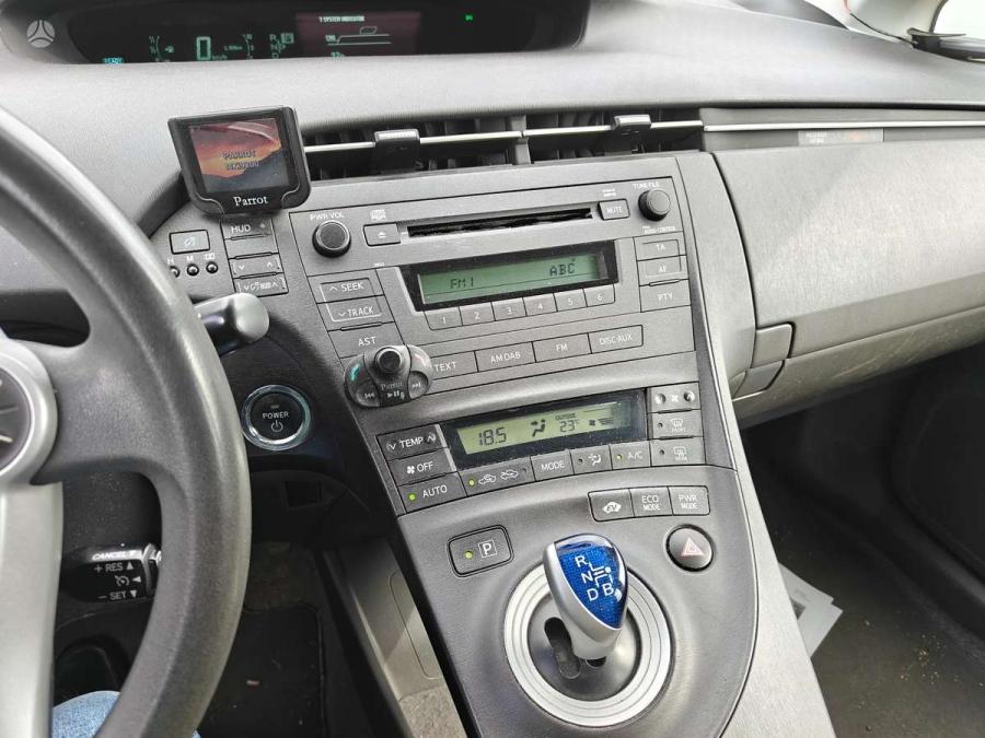 Black Toyota Prius 2010 in Vilnius, with an engine capacity of 1.80 L and mileage of 320 thousand km for 5300 €, photo 17 on AUTOMOTO.COM.LV