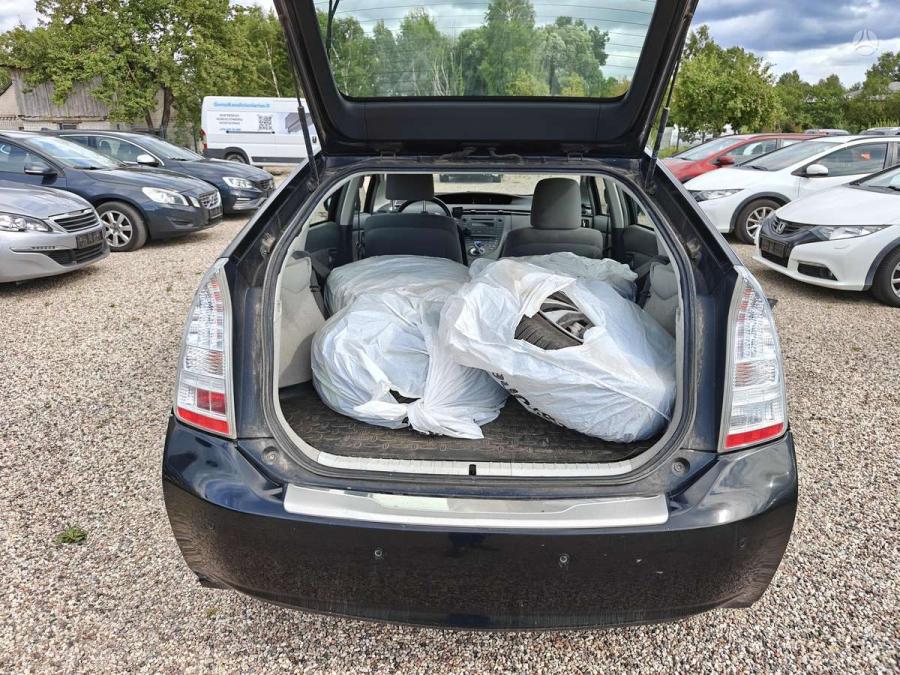 Black Toyota Prius 2010 in Vilnius, with an engine capacity of 1.80 L and mileage of 320 thousand km for 5300 €, photo 19 on AUTOMOTO.COM.LV