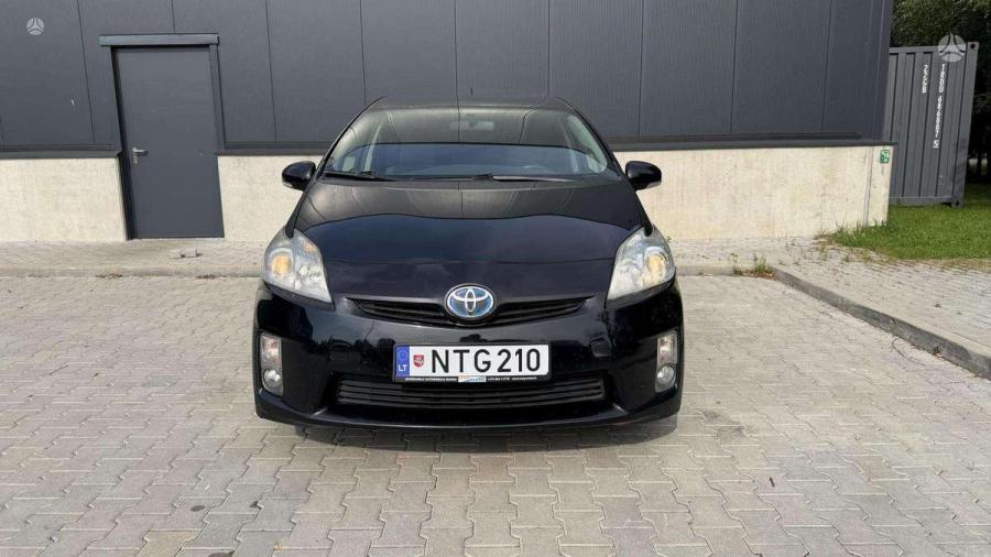 Black Toyota Prius 2010 in Vilnius, with an engine capacity of 1.80 L and mileage of 390 thousand km for 4900 €, photo 3 on AUTOMOTO.COM.LV