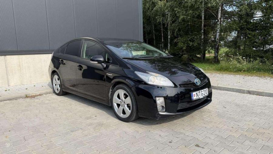 Black Toyota Prius 2010 in Vilnius, with an engine capacity of 1.80 L and mileage of 390 thousand km for 4900 €, photo 4 on AUTOMOTO.COM.LV