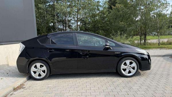 Black Toyota Prius 2010 in Vilnius, with an engine capacity of 1.80 L and mileage of 390 thousand km for 4900 €, photo 4 on AUTOMOTO.COM.LV