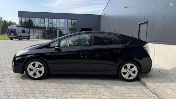 Black Toyota Prius 2010 in Vilnius, with an engine capacity of 1.80 L and mileage of 390 thousand km for 4900 €, photo 5 on AUTOMOTO.COM.LV