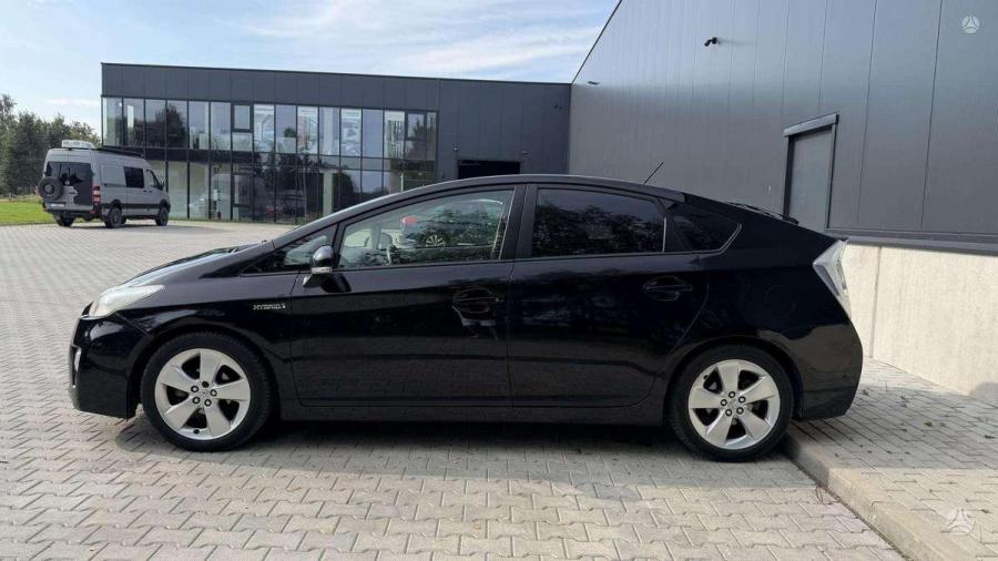 Black Toyota Prius 2010 in Vilnius, with an engine capacity of 1.80 L and mileage of 390 thousand km for 4900 €, photo 6 on AUTOMOTO.COM.LV