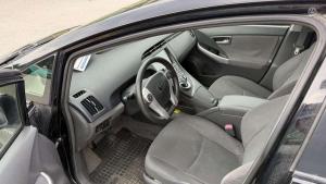 Black Toyota Prius 2010 in Vilnius, with an engine capacity of 1.80 L and mileage of 390 thousand km for 4900 €, photo 10 on AUTOMOTO.COM.LV