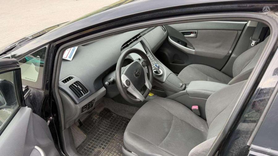 Black Toyota Prius 2010 in Vilnius, with an engine capacity of 1.80 L and mileage of 390 thousand km for 4900 €, photo 10 on AUTOMOTO.COM.LV
