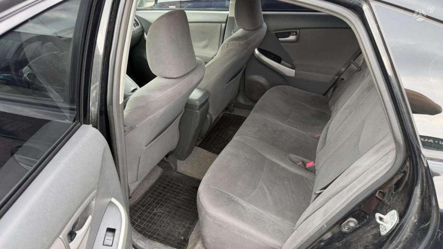 Black Toyota Prius 2010 in Vilnius, with an engine capacity of 1.80 L and mileage of 390 thousand km for 4800 €, photo 12 on AUTOMOTO.COM.LV