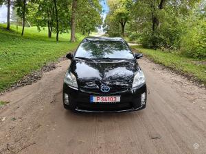 Black Toyota Prius 2010 in Vilnius, with an engine capacity of 1.80 L and mileage of 327 thousand km for 4950 €, photo 3 on AUTOMOTO.COM.LV