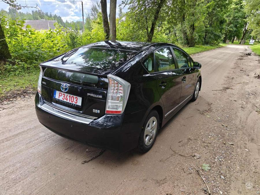 Black Toyota Prius 2010 in Vilnius, with an engine capacity of 1.80 L and mileage of 327 thousand km for 4950 €, photo 5 on AUTOMOTO.COM.LV
