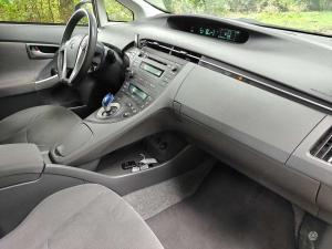 Black Toyota Prius 2010 in Vilnius, with an engine capacity of 1.80 L and mileage of 327 thousand km for 4950 €, photo 14 on AUTOMOTO.COM.LV