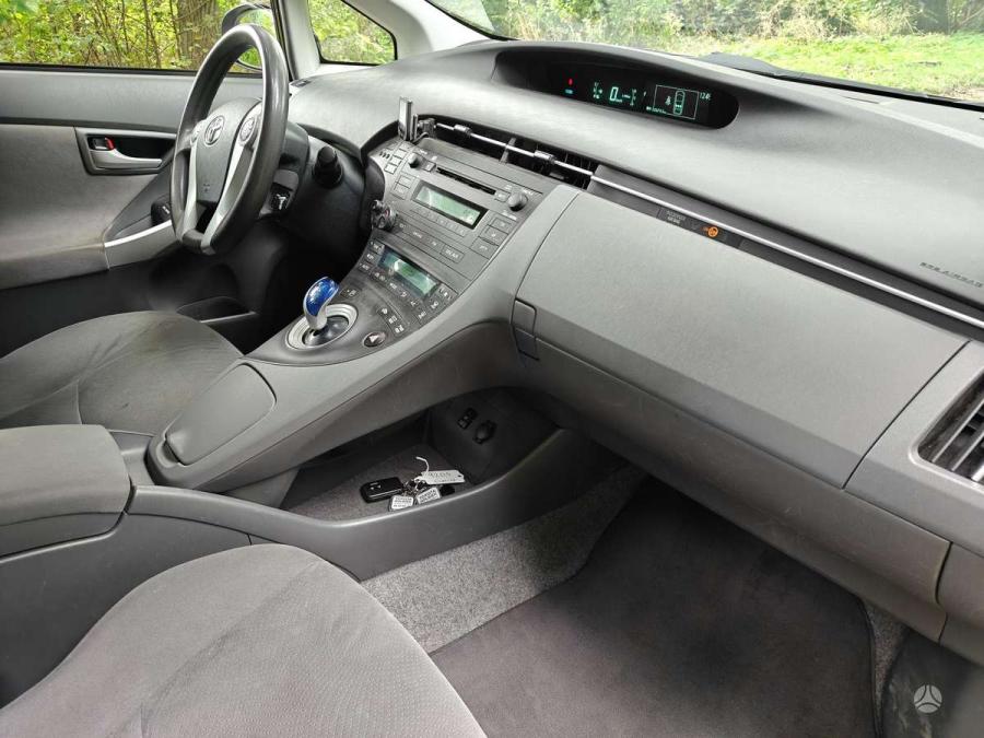 Black Toyota Prius 2010 in Vilnius, with an engine capacity of 1.80 L and mileage of 327 thousand km for 4950 €, photo 14 on AUTOMOTO.COM.LV