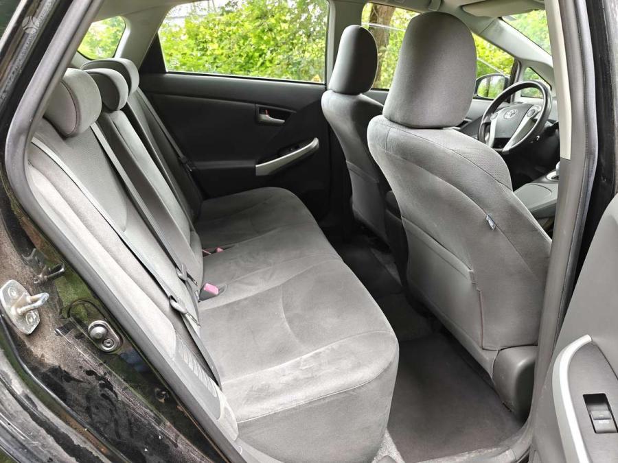Black Toyota Prius 2010 in Vilnius, with an engine capacity of 1.80 L and mileage of 327 thousand km for 4950 €, photo 15 on AUTOMOTO.COM.LV