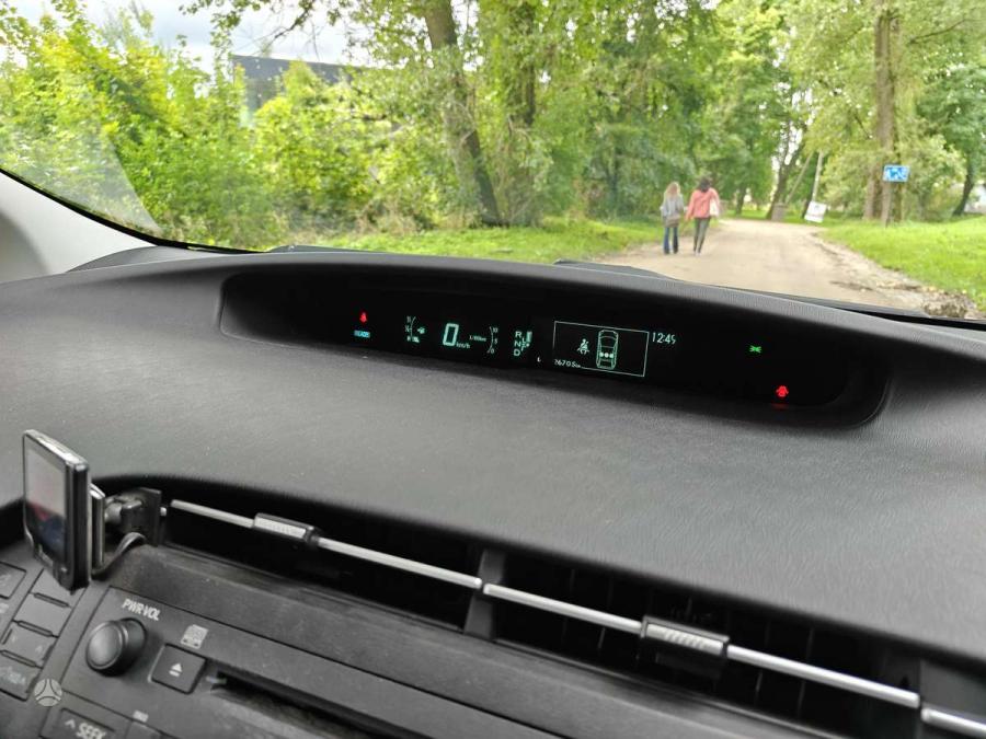 Black Toyota Prius 2010 in Vilnius, with an engine capacity of 1.80 L and mileage of 327 thousand km for 4950 €, photo 18 on AUTOMOTO.COM.LV