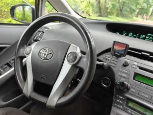 Black Toyota Prius 2010 in Vilnius, with an engine capacity of 1.80 L and mileage of 327 thousand km for 4950 €, photo 20 on AUTOMOTO.COM.LV