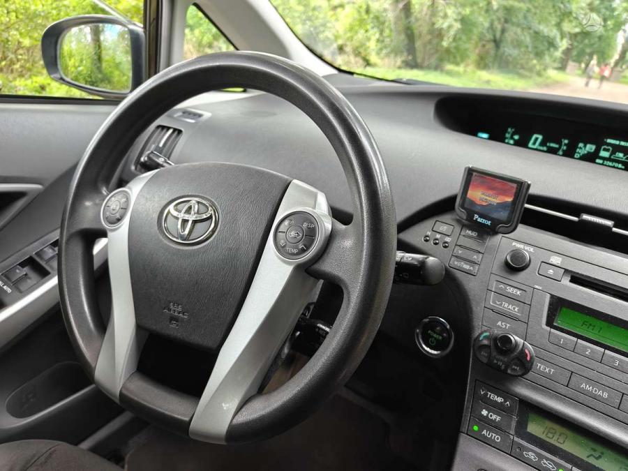 Black Toyota Prius 2010 in Vilnius, with an engine capacity of 1.80 L and mileage of 327 thousand km for 4950 €, photo 20 on AUTOMOTO.COM.LV