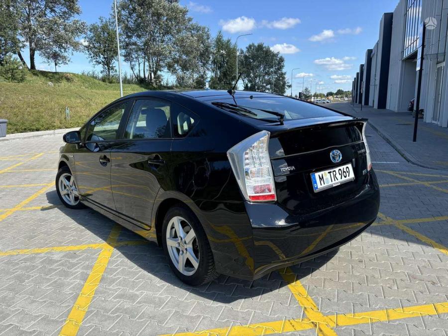 Black Toyota Prius 2010 in Vilnius, with an engine capacity of 1.80 L and mileage of 136 thousand km for 7950 €, photo 4 on AUTOMOTO.COM.LV