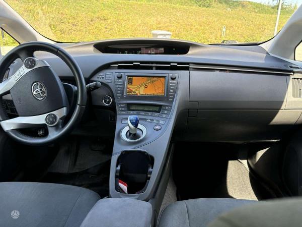 Toyota Prius 2010 Viļņa vietnē Melns Toyota Prius 2010 Viļņa, ar dzinēja tilpumu 1.80 L un nobraukumu 136 tūkst. km par 7950 €, foto 9 vietnē AUTOMOTO.COM.LV
