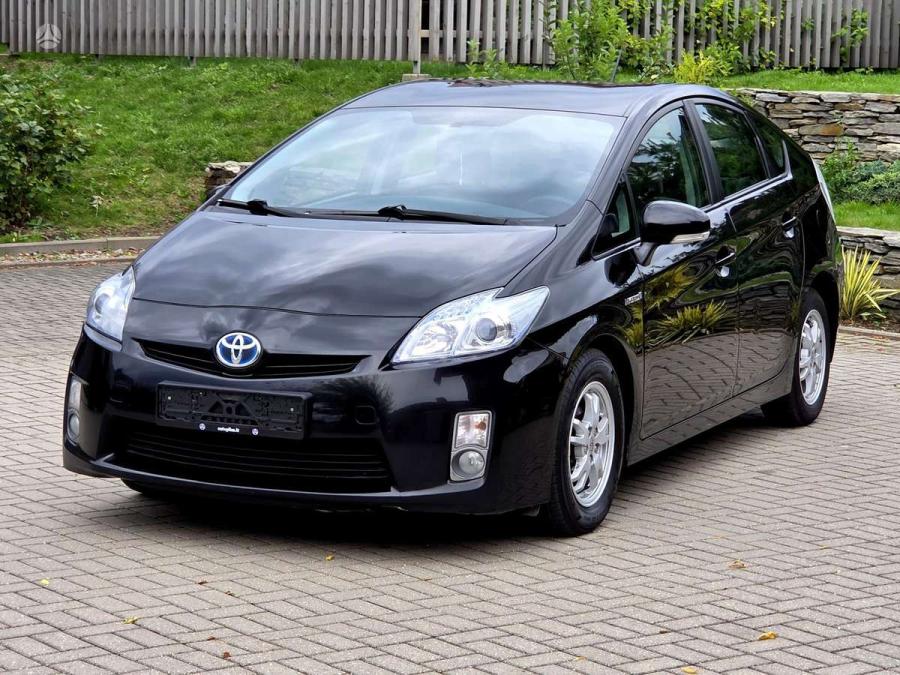 Black Toyota Prius 2010 in Kedainiai, with an engine capacity of 1.80 L and mileage of 280 thousand km for 5600 €, photo 4 on AUTOMOTO.COM.LV