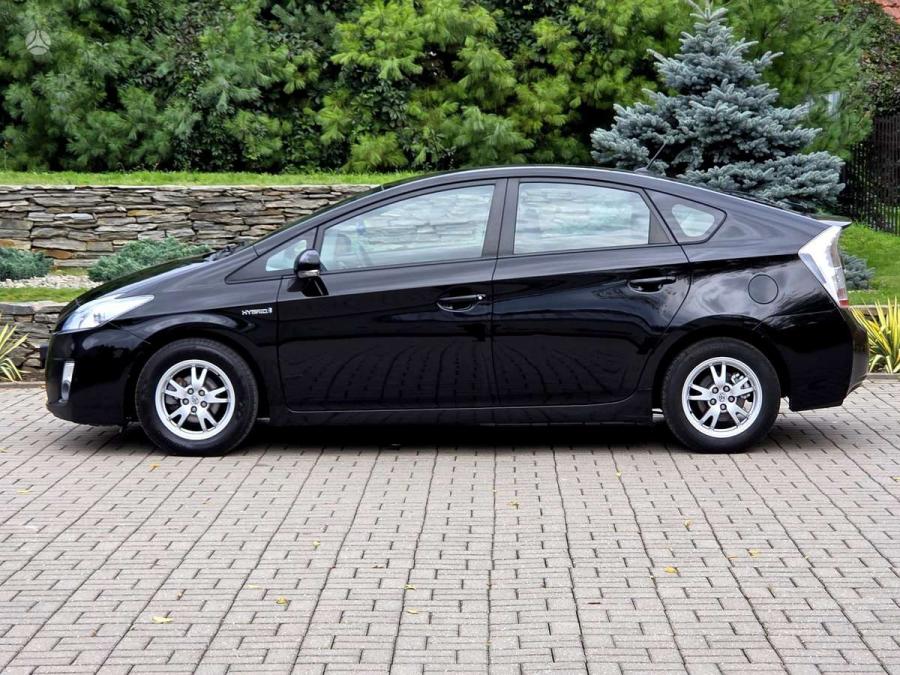 Black Toyota Prius 2010 in Kedainiai, with an engine capacity of 1.80 L and mileage of 280 thousand km for 5600 €, photo 6 on AUTOMOTO.COM.LV