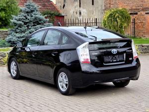 Black Toyota Prius 2010 in Kedainiai, with an engine capacity of 1.80 L and mileage of 280 thousand km for 5600 €, photo 7 on AUTOMOTO.COM.LV