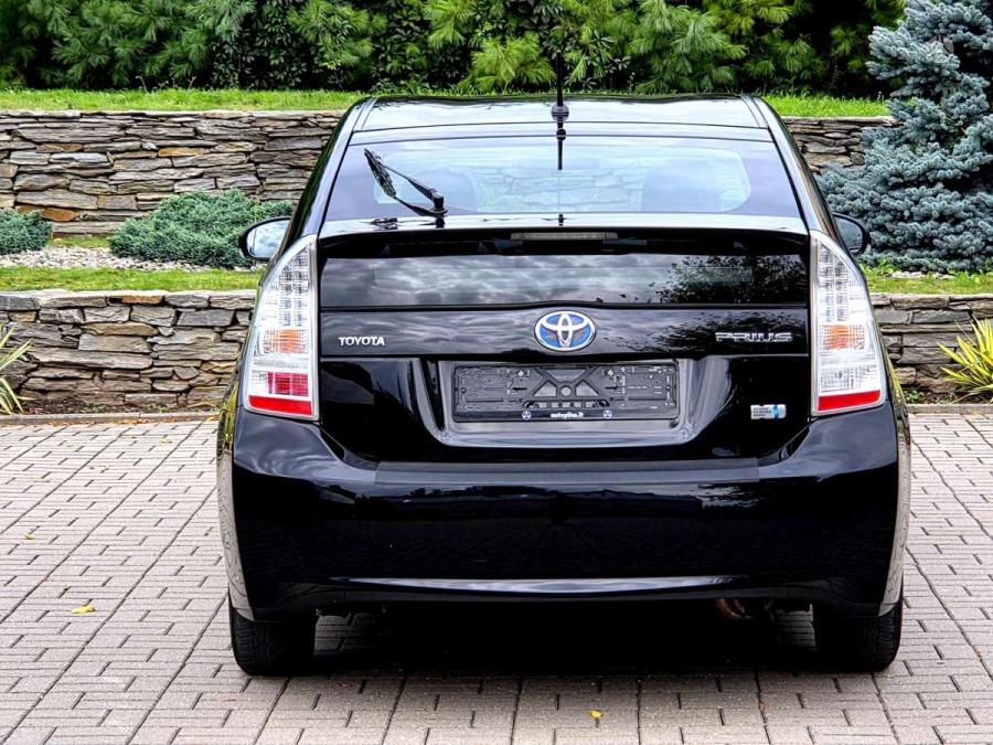 Black Toyota Prius 2010 in Kedainiai, with an engine capacity of 1.80 L and mileage of 280 thousand km for 5600 €, photo 9 on AUTOMOTO.COM.LV