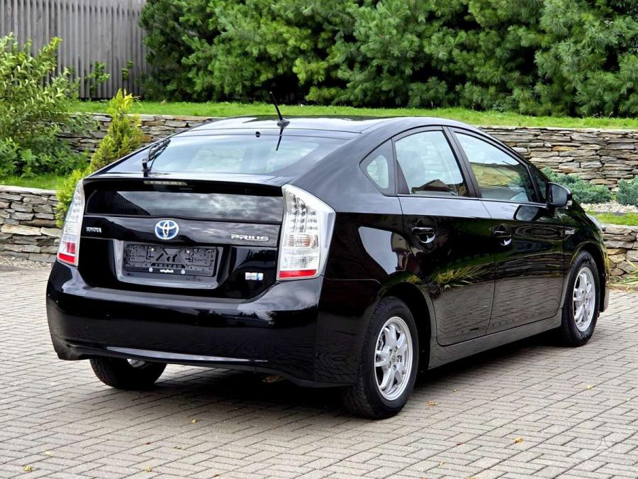 Black Toyota Prius 2010 in Kedainiai, with an engine capacity of 1.80 L and mileage of 280 thousand km for 5600 €, photo 10 on AUTOMOTO.COM.LV