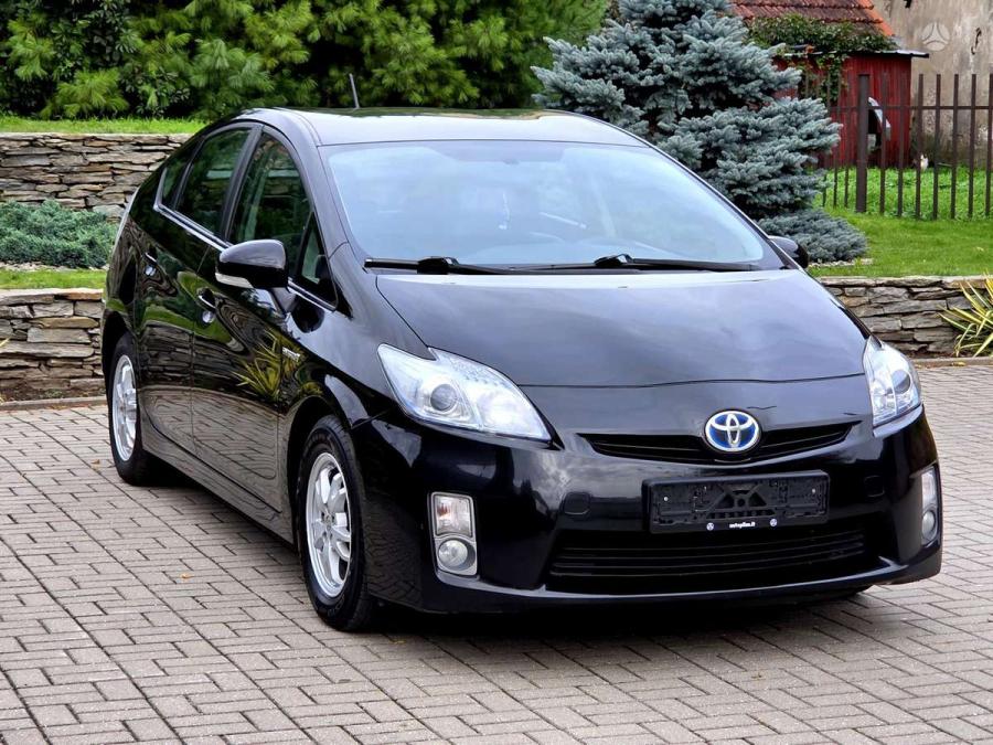 Black Toyota Prius 2010 in Kedainiai, with an engine capacity of 1.80 L and mileage of 280 thousand km for 5600 €, photo 14 on AUTOMOTO.COM.LV