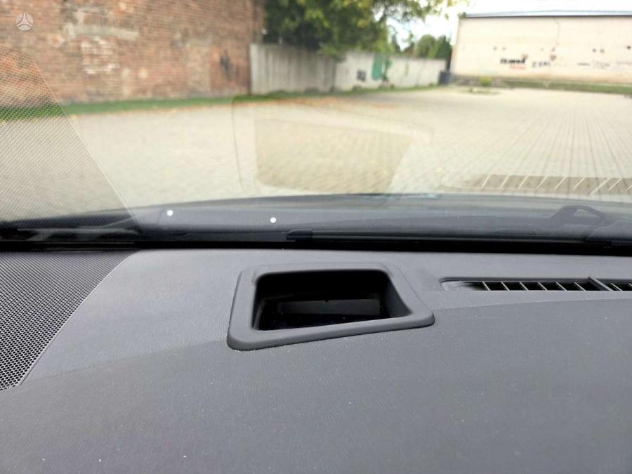 Black Toyota Prius 2010 in Kedainiai, with an engine capacity of 1.80 L and mileage of 280 thousand km for 5600 €, photo 34 on AUTOMOTO.COM.LV
