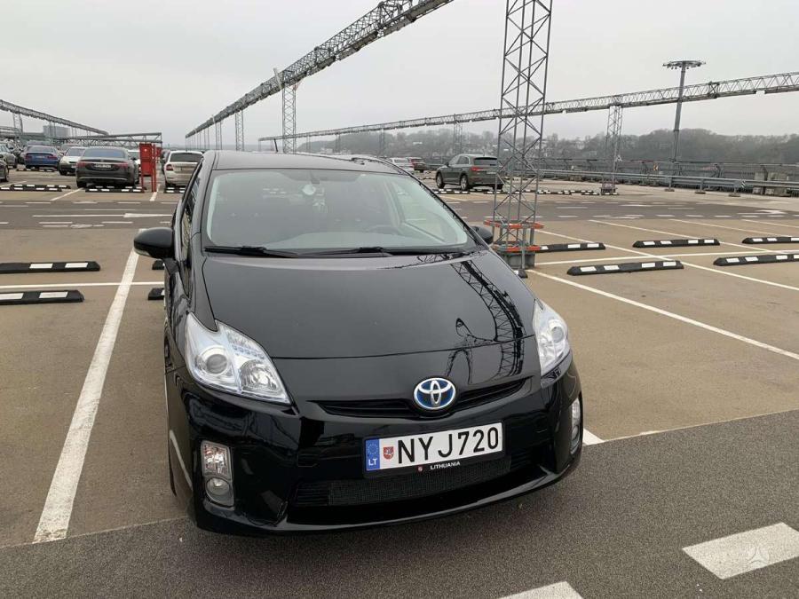 Black Toyota Prius 2011 in Kaunas, with an engine capacity of 1.80 L and mileage of 234 thousand km for 6100 €, photo 1 on AUTOMOTO.COM.LV